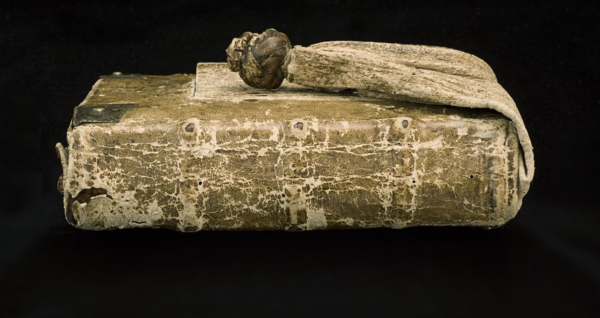 Box It, Bag It, Wrap It: Medieval Books on the Go | medievalbooks