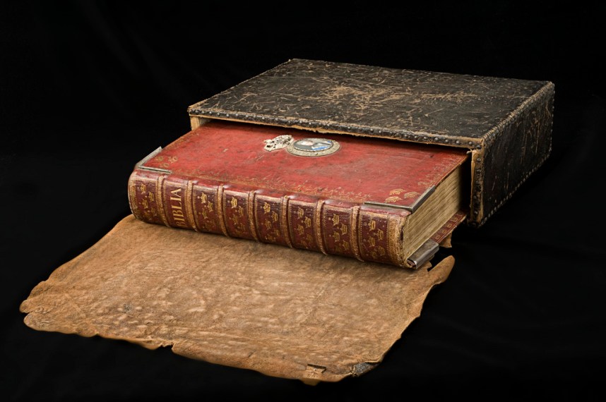 Box It, Bag It, Wrap It: Medieval Books on the Go | medievalbooks